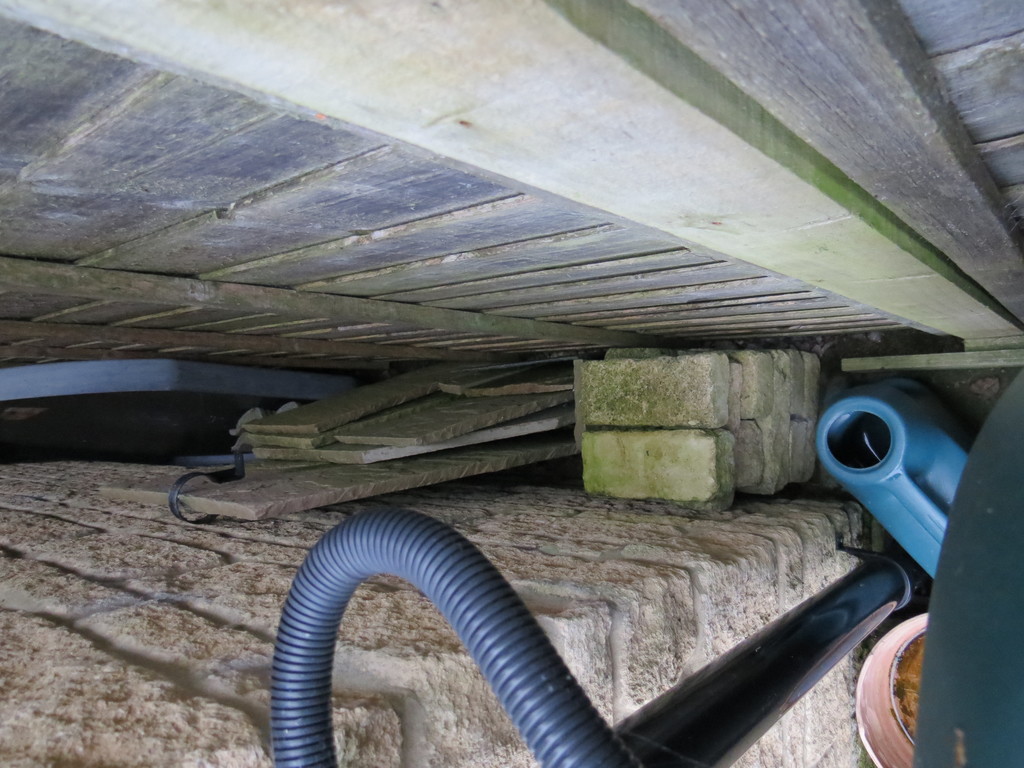 Digging a narrow hole 1m deep in a confined space?